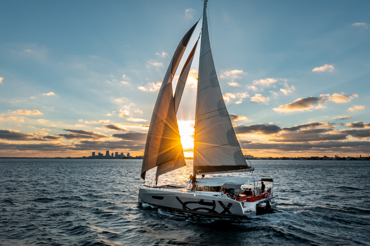 Nuestro catamarán a vela, el Excess 14, delante de las costas de Florida