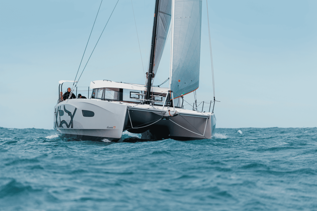 Fahren Sie mit dem Excess-Team aufs Meer, um die Excess 13 unter realen ...