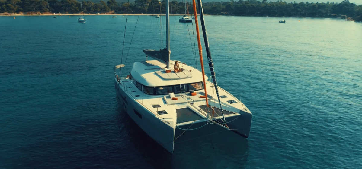 Discover the Excess 15 sailing catamaran on video
